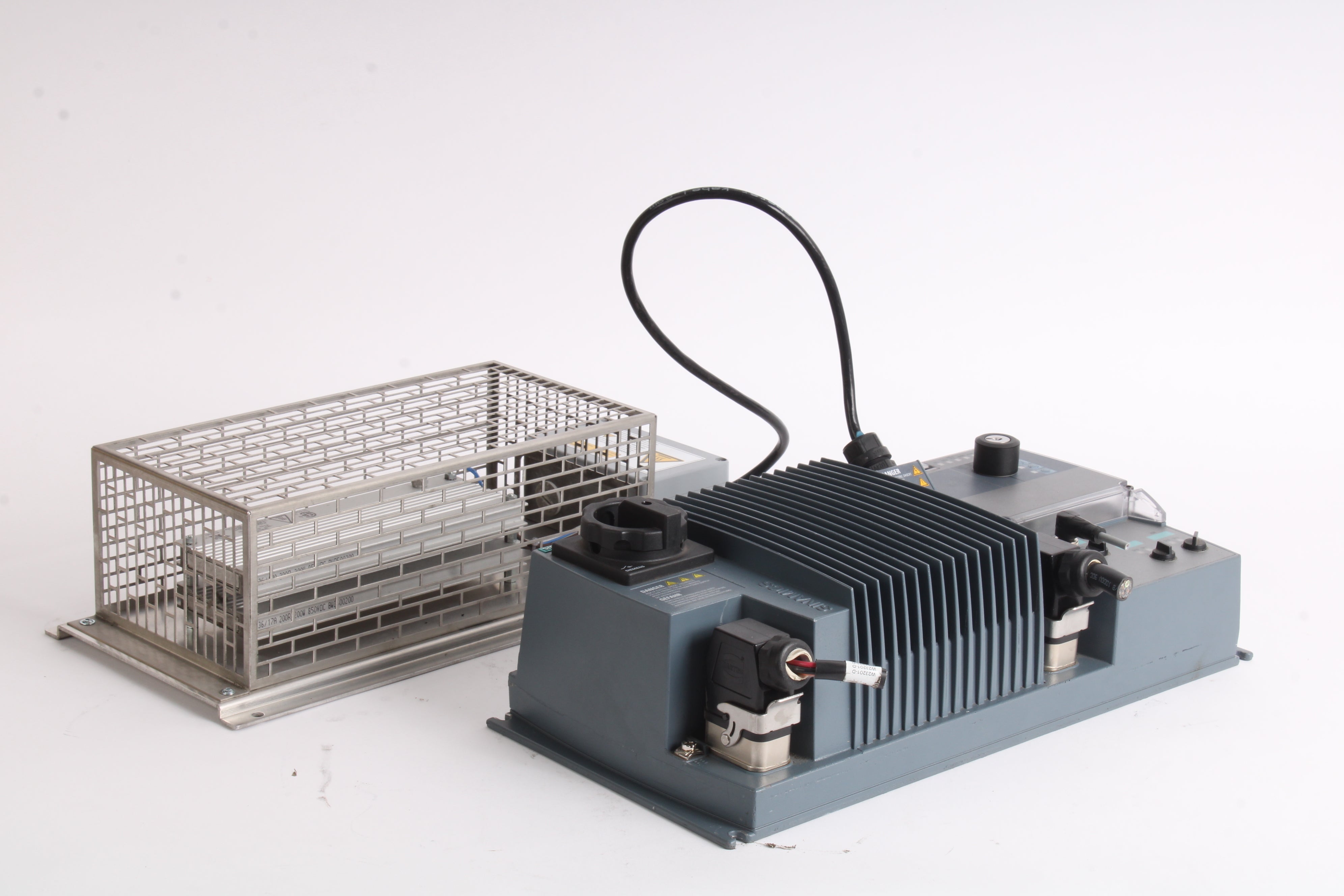 Siemens 6SL3511-1PE23-0AM0 With 6SL3555-0PL00-2AA0 + B1H0.5080-600IP65 ...