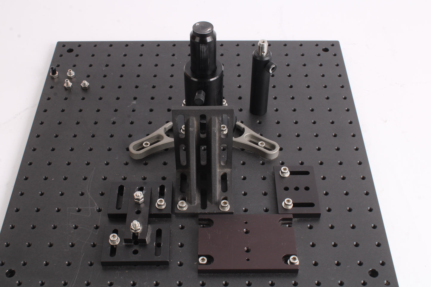 Thorlabs MB18 Aluminum Breadboard, 18" x 18" x 1/2", 1/4"-20 Taps – NTC ...