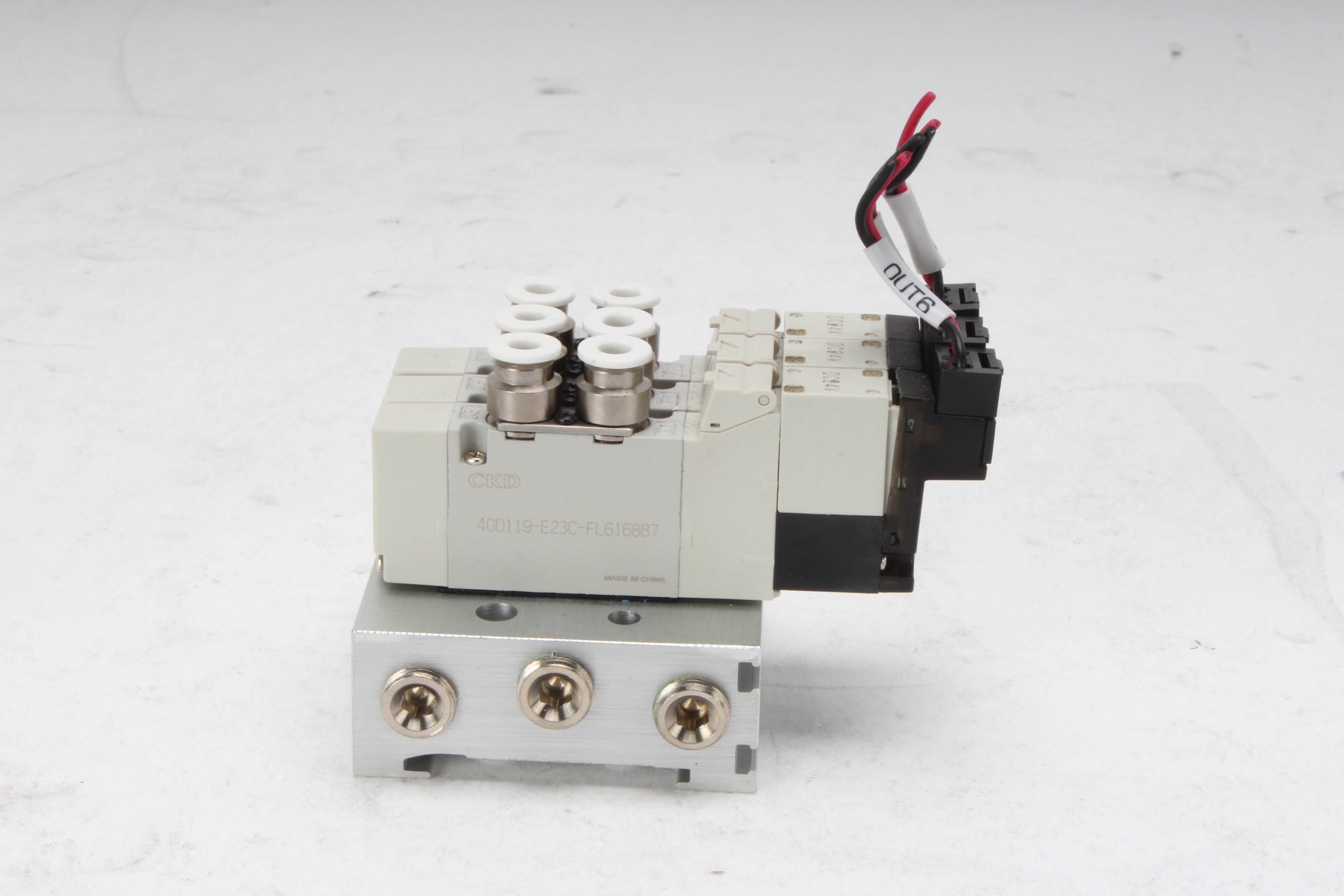 CKD 3x 4GD119-E23C-FL616887 Solenoid Air Valves With Manifold – NTC Tech