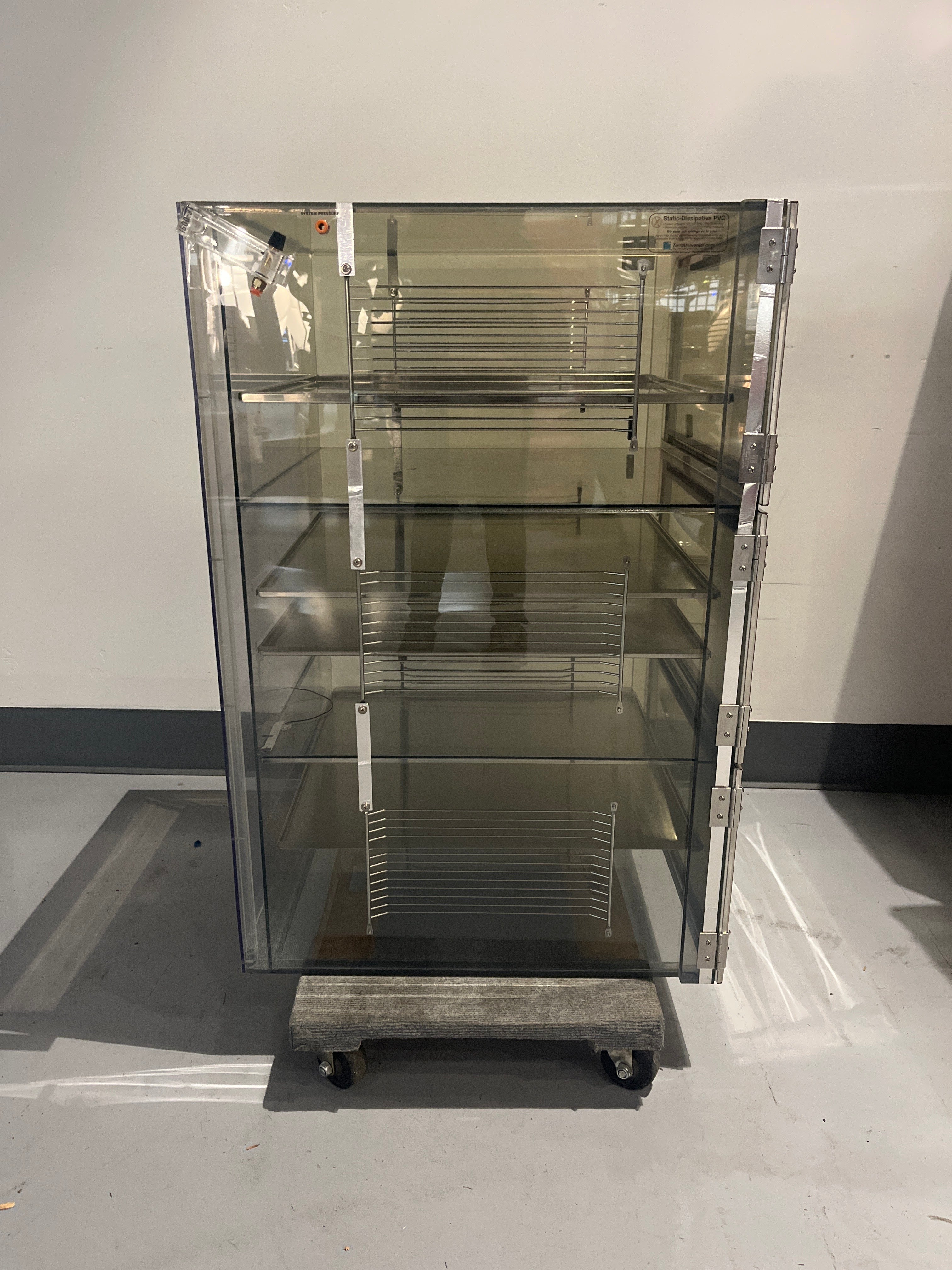 Terra Universal 3950-12A Adjust-A-Shelf Desiccator 24-1/4 x 23-1/2 x 3 ...