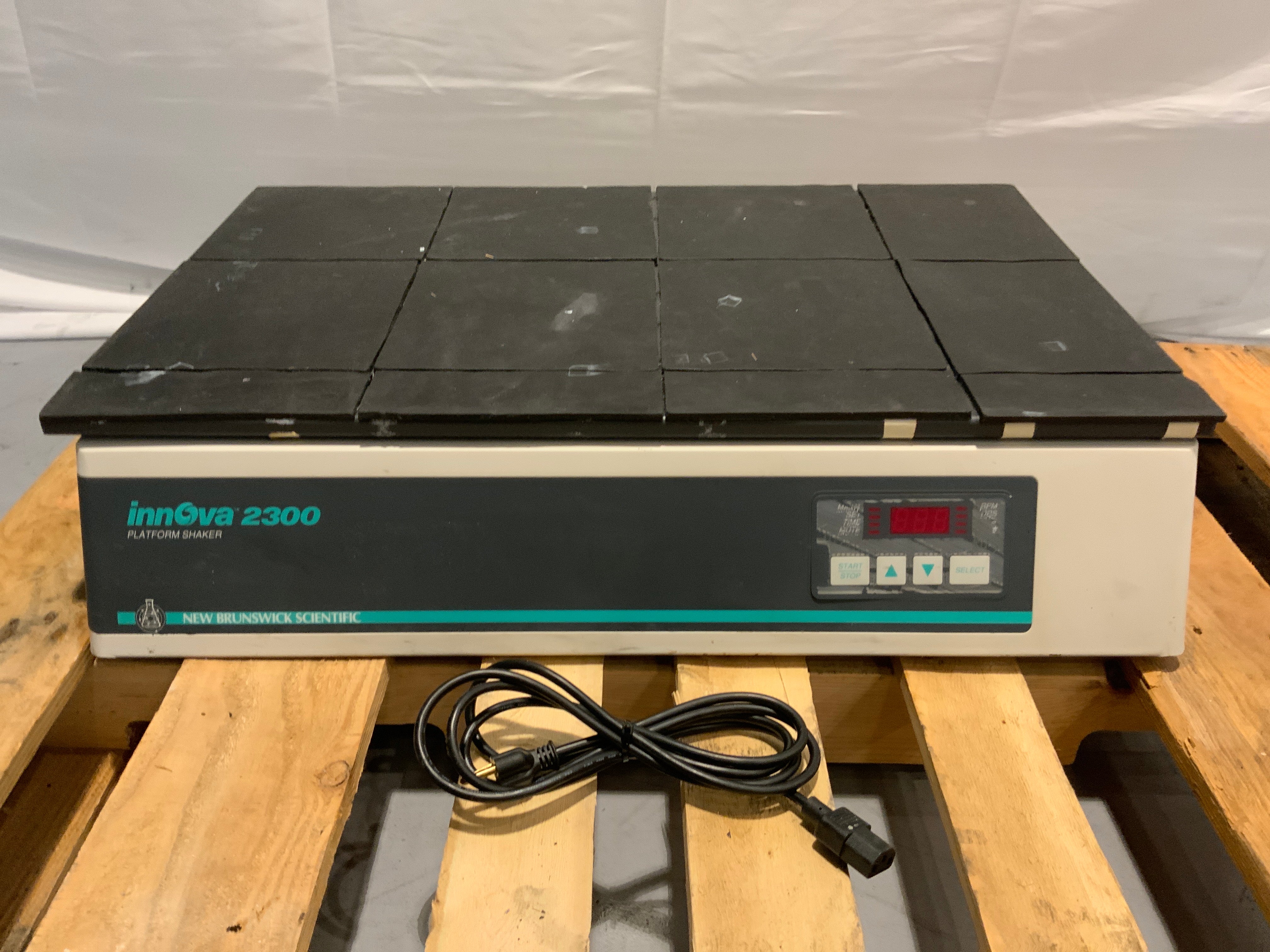 New Brunswick Innova 2300 Open Air Bench Top Platform Shaker M1191-000 ...