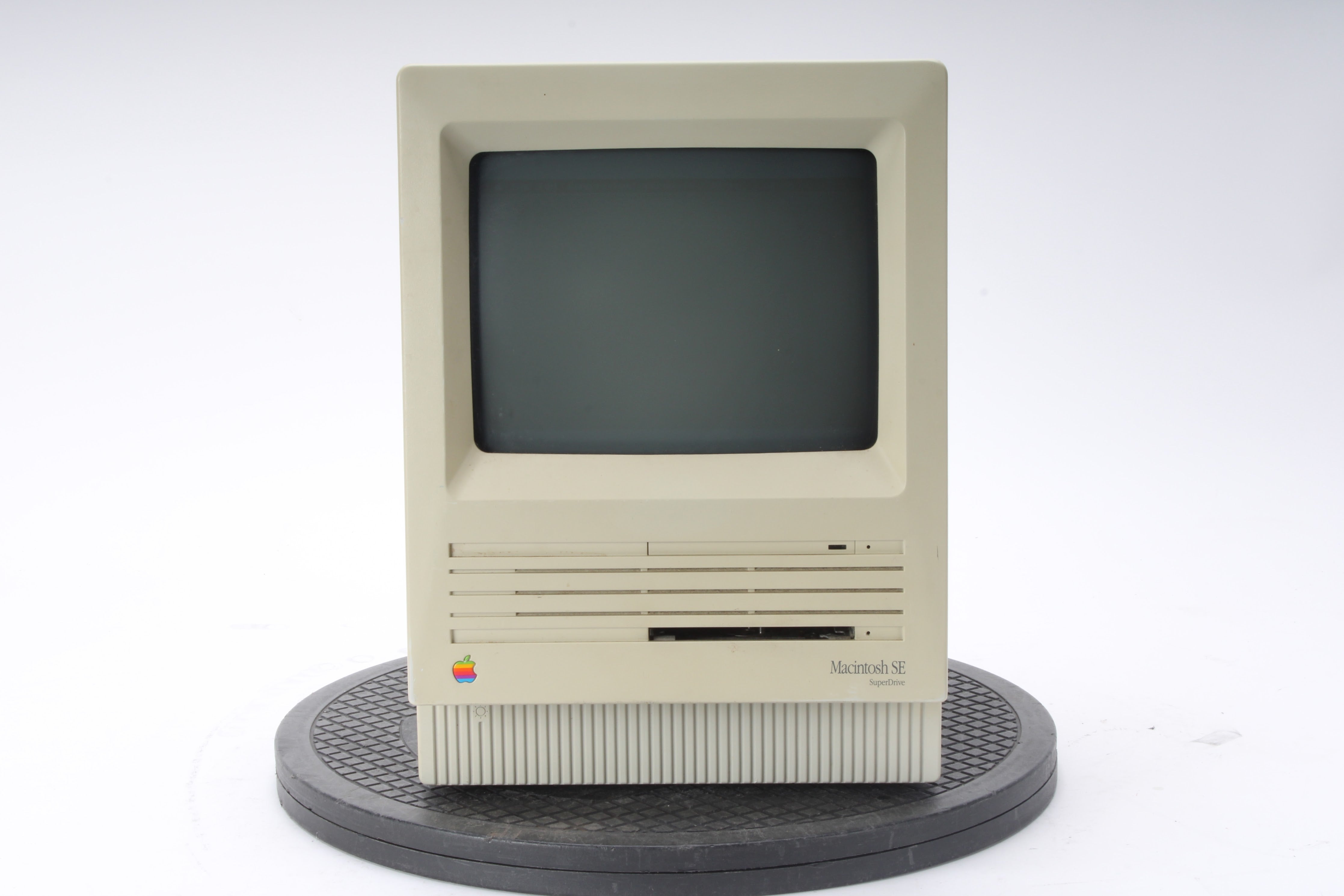 Apple Macintosh SE M5011 Computer - Fair Condition – NTC Tech