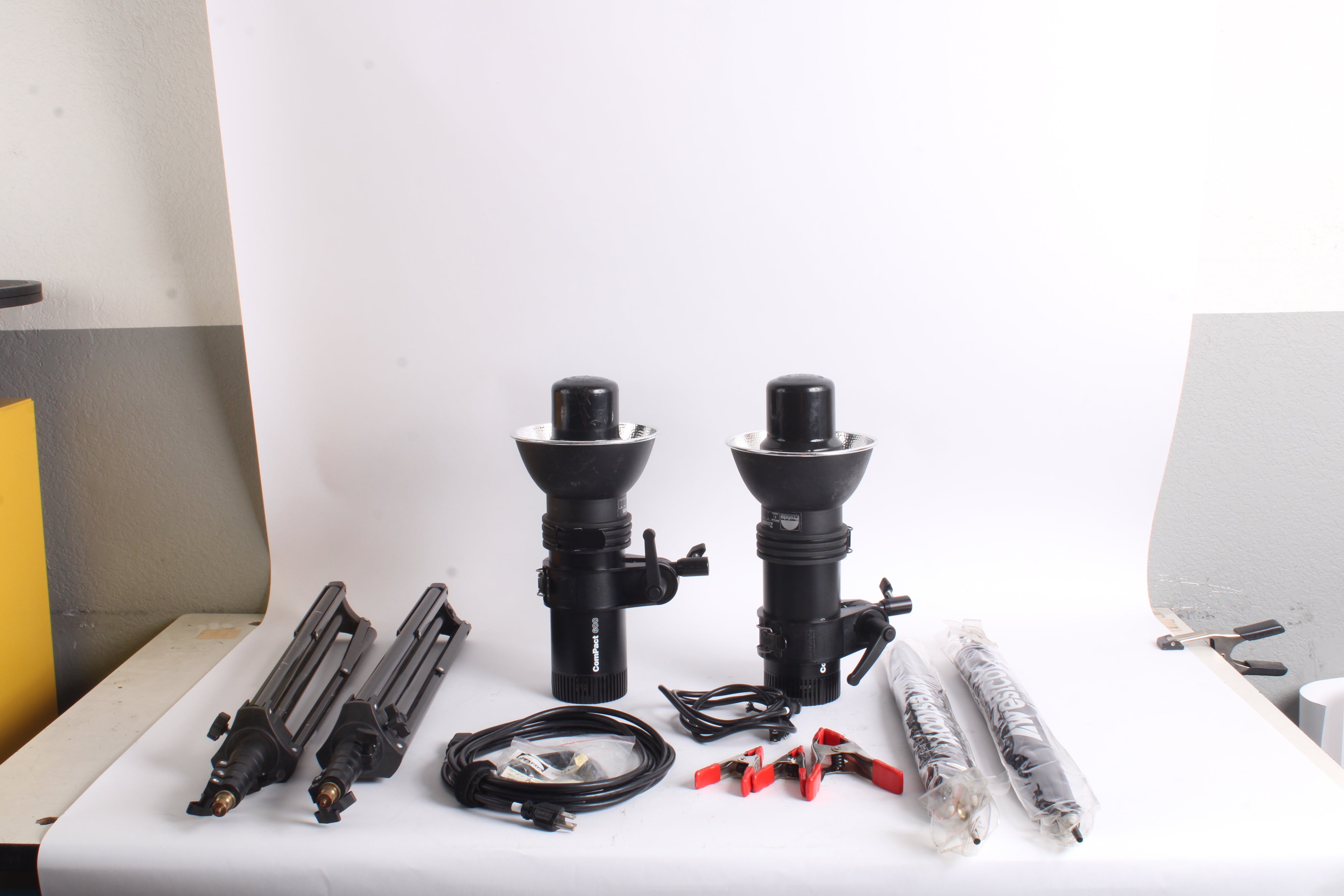 Profoto Compact 600 Monolight Kit With 2x Lights, 2x Umbrellas, 2x Tri ...