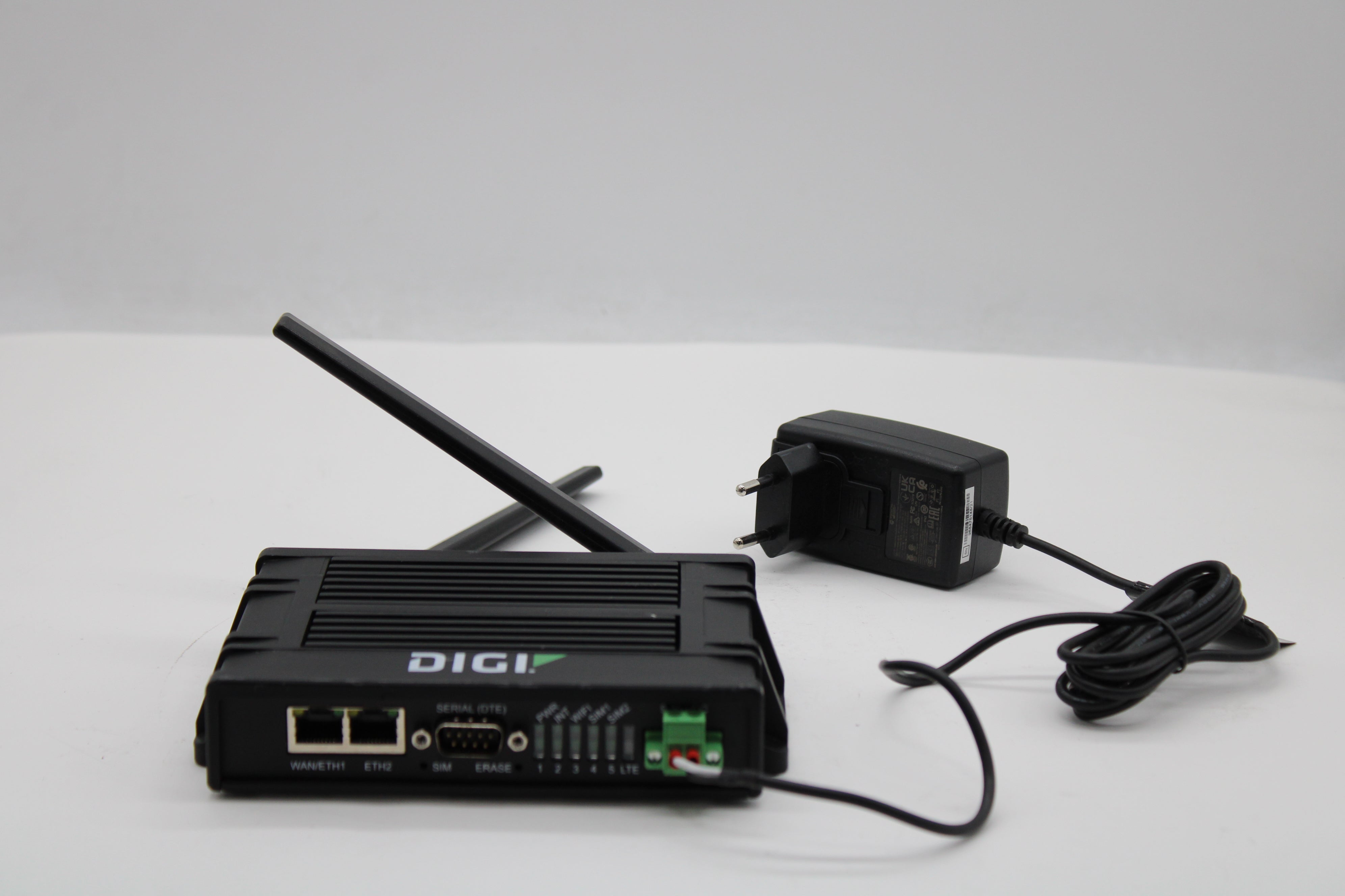Digi IX20 4G LTE Ethernet Modem Wireless Router 50002013-01 W/ 2x Ante ...
