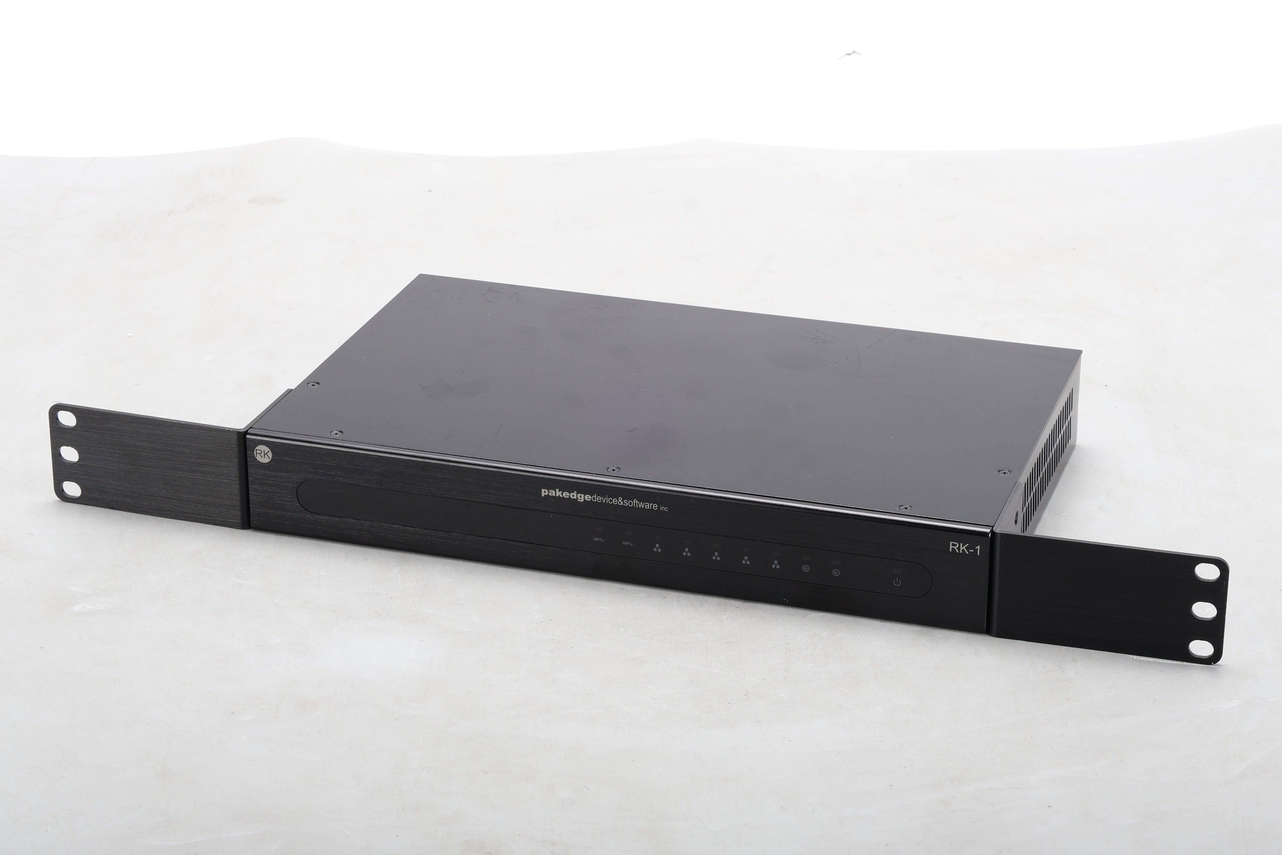 Pakedge RK-1 High-Speed Gigabit AV Router With Rack Ears - Fair Condit ...