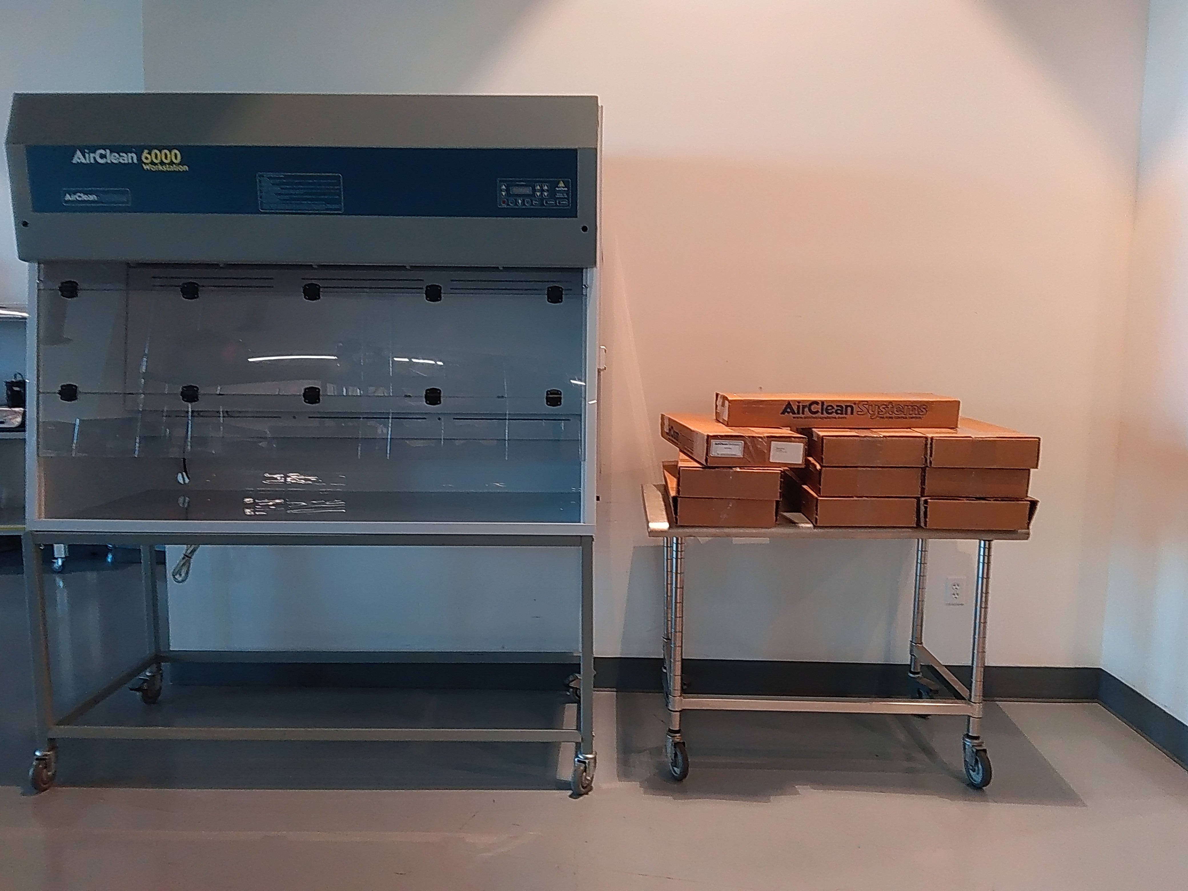 AirClean AC6000 Clean Air Workstation With Model 300 Controller and Ne ...