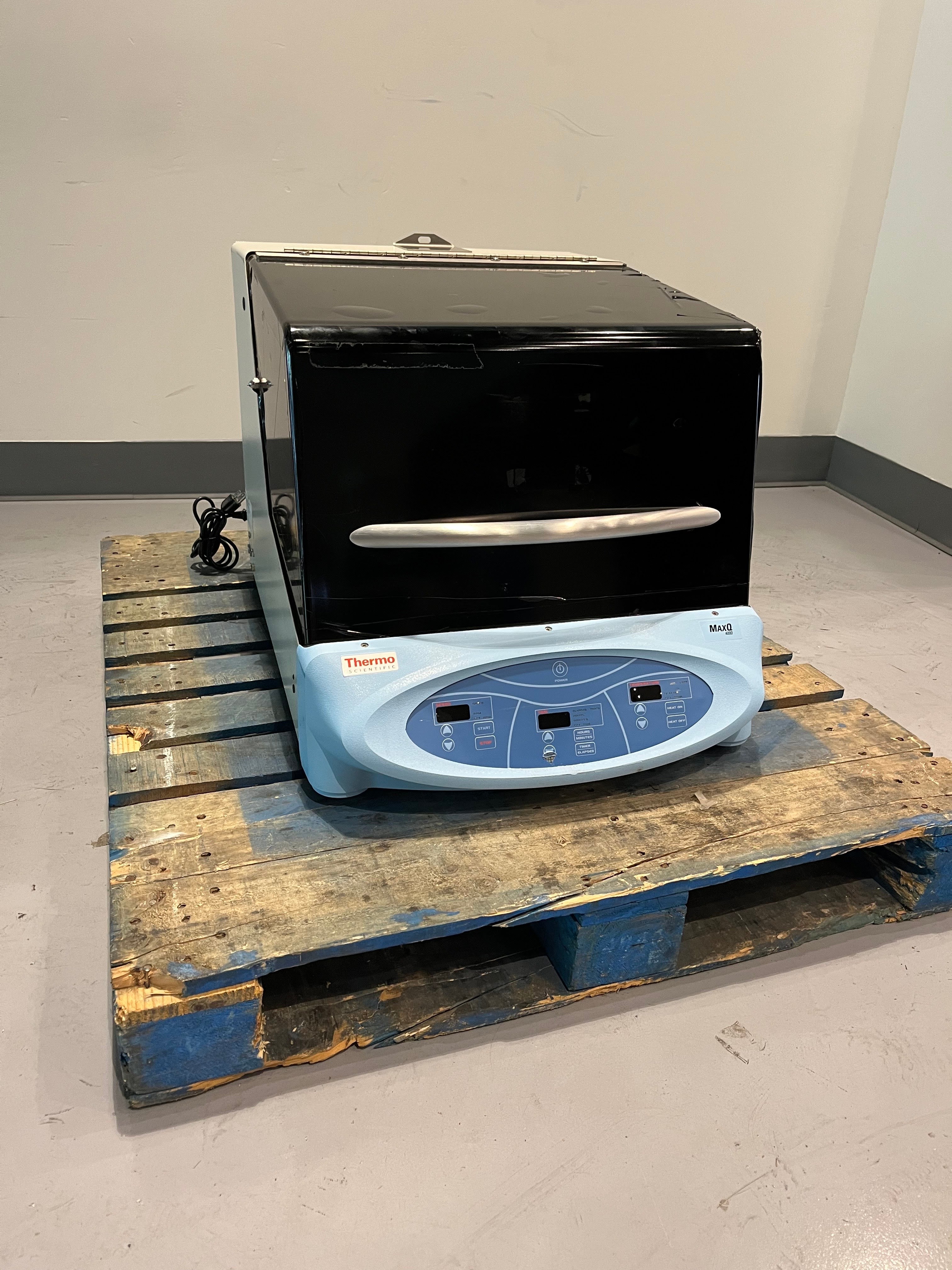 Thermo Scientific 4342 MaxQ 4000 Benchtop Orbital Shaker - Fair Condit ...