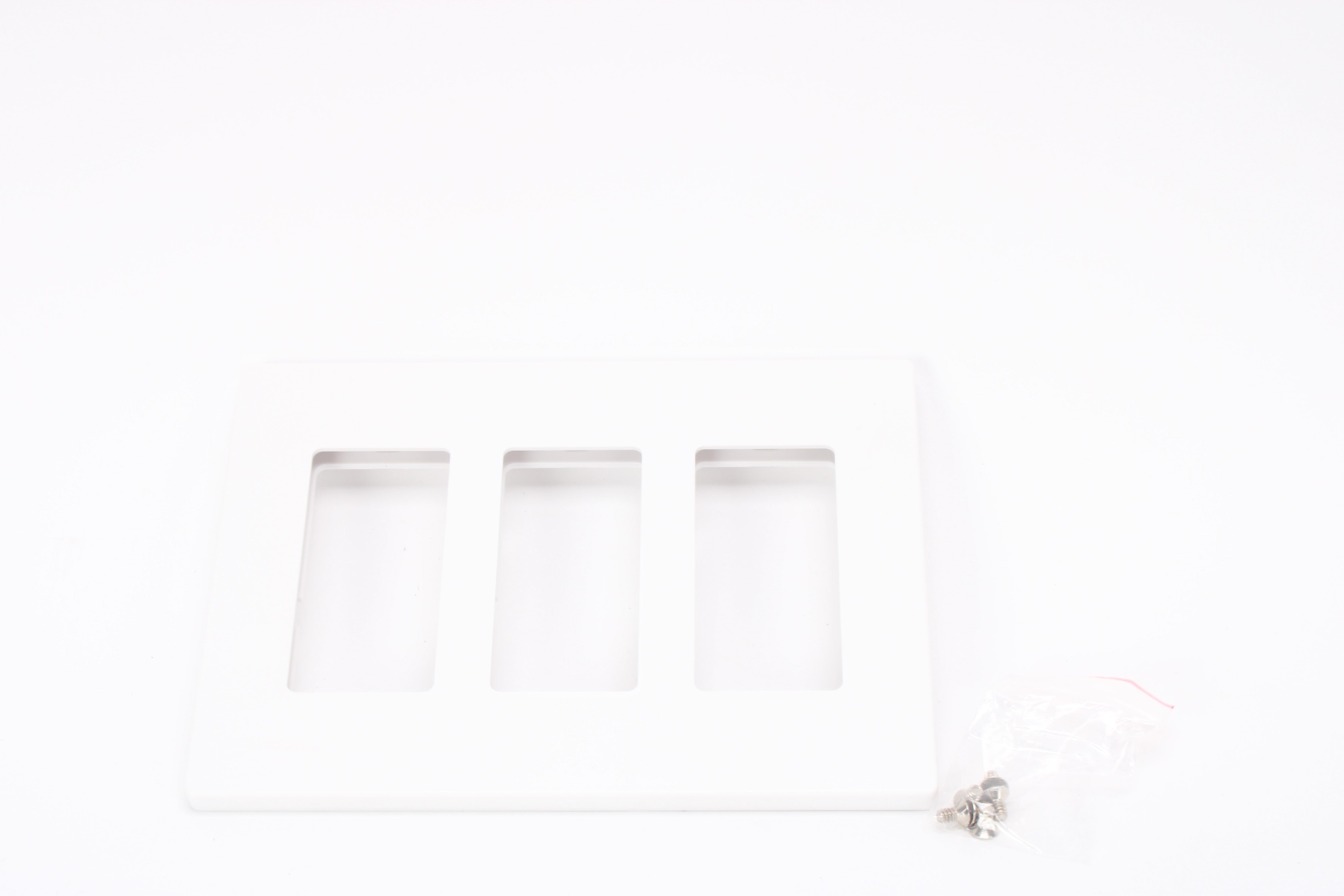 Savant F13-0S0SWP-00 Three-Gang Screw-Less Wall Plate – NTC Tech