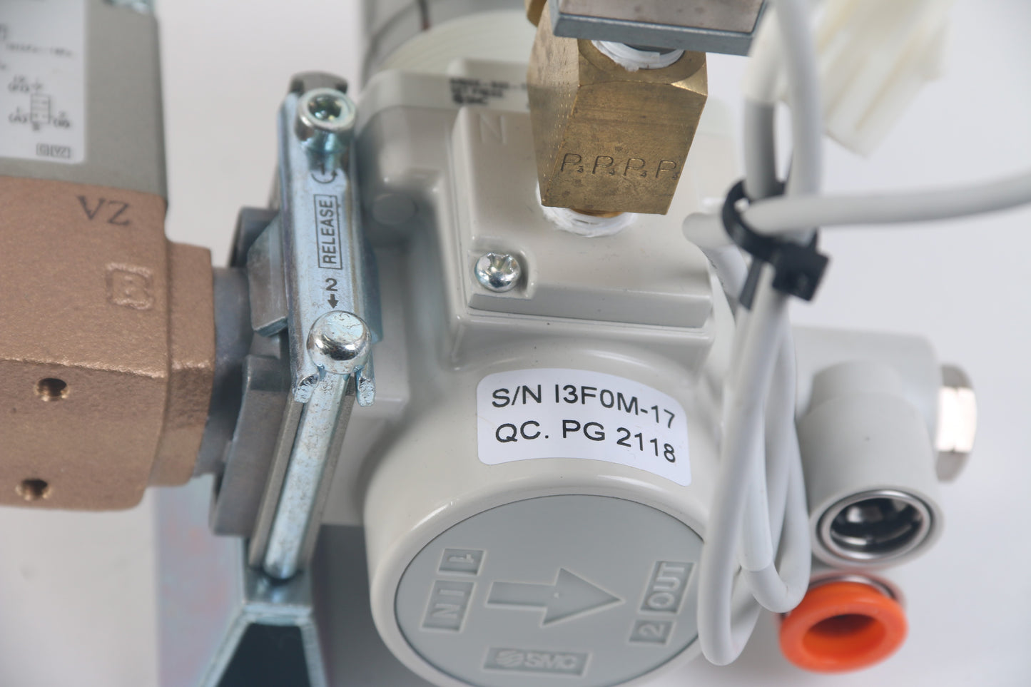 SMC AR30K-N03-YZ-B Pneumatic Regulator W/ PSI Gauge, Pressure Switch ...