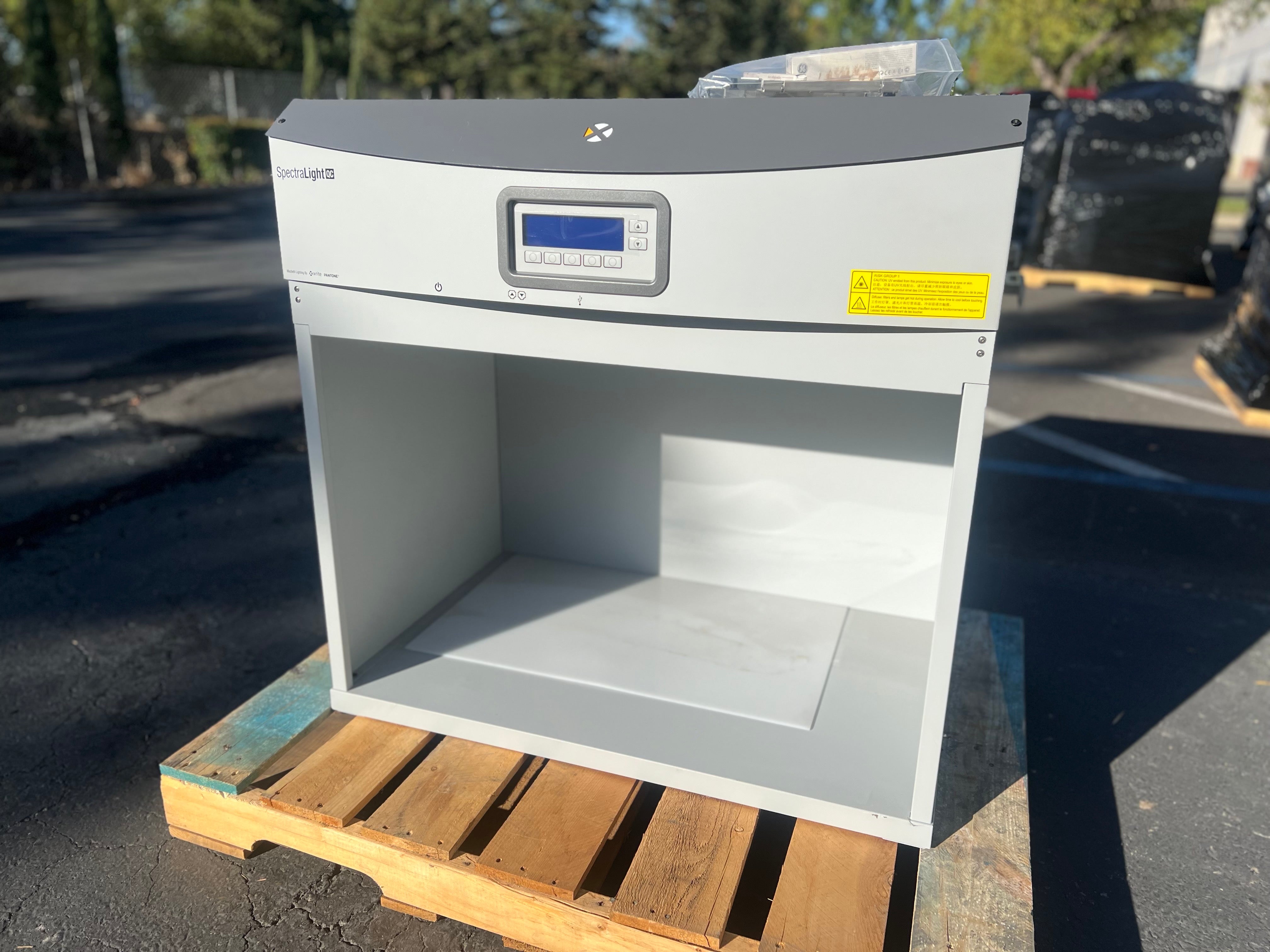 X-Rite / Macbeth Lighting SpectraLight QC Light Booth W/ Silver Cover ...