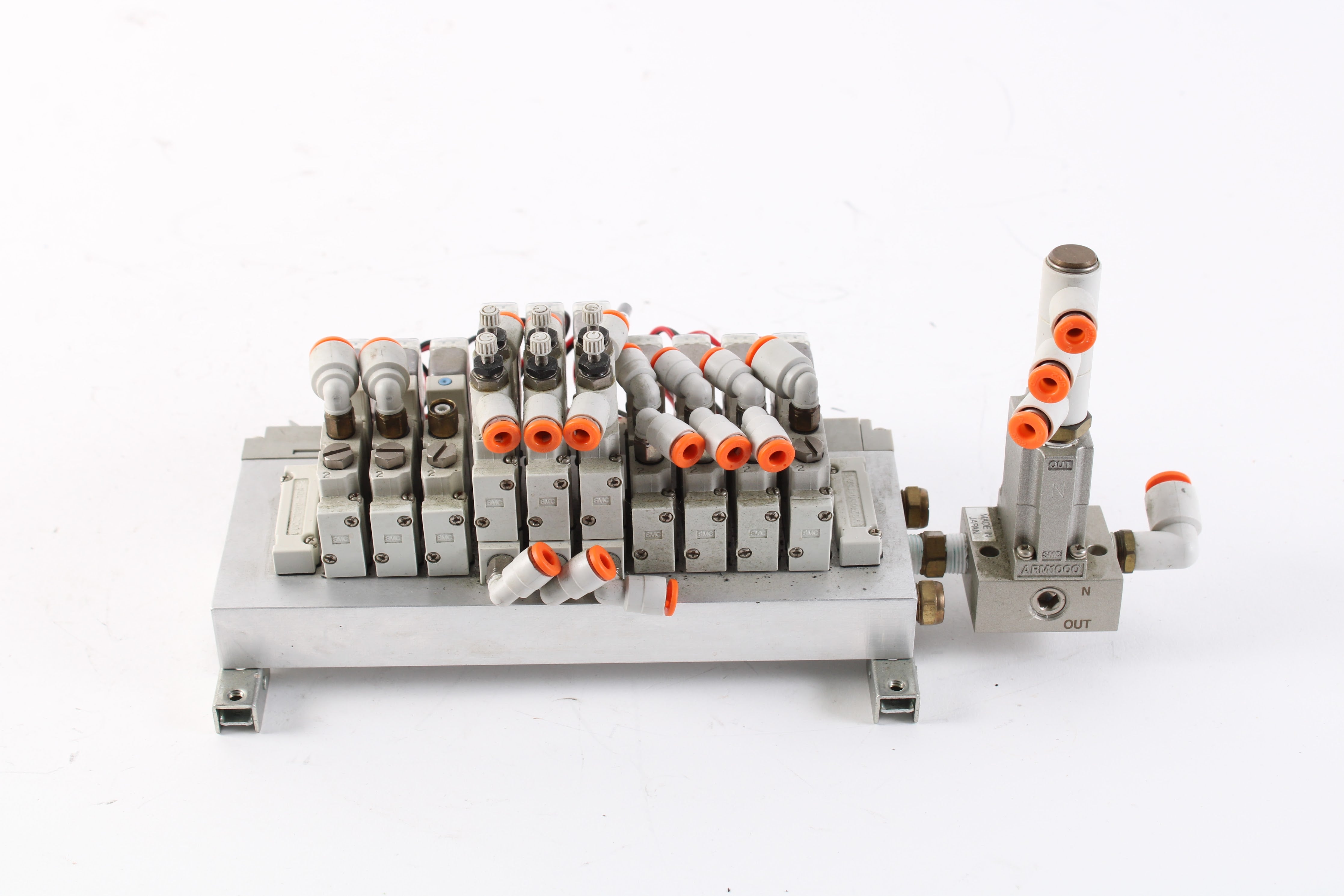 SMC 10x VQZ1121-5L01-M5 Valve 3x VVQZ1000-P-5-M5 Valve 1x ARM1000 Mani ...