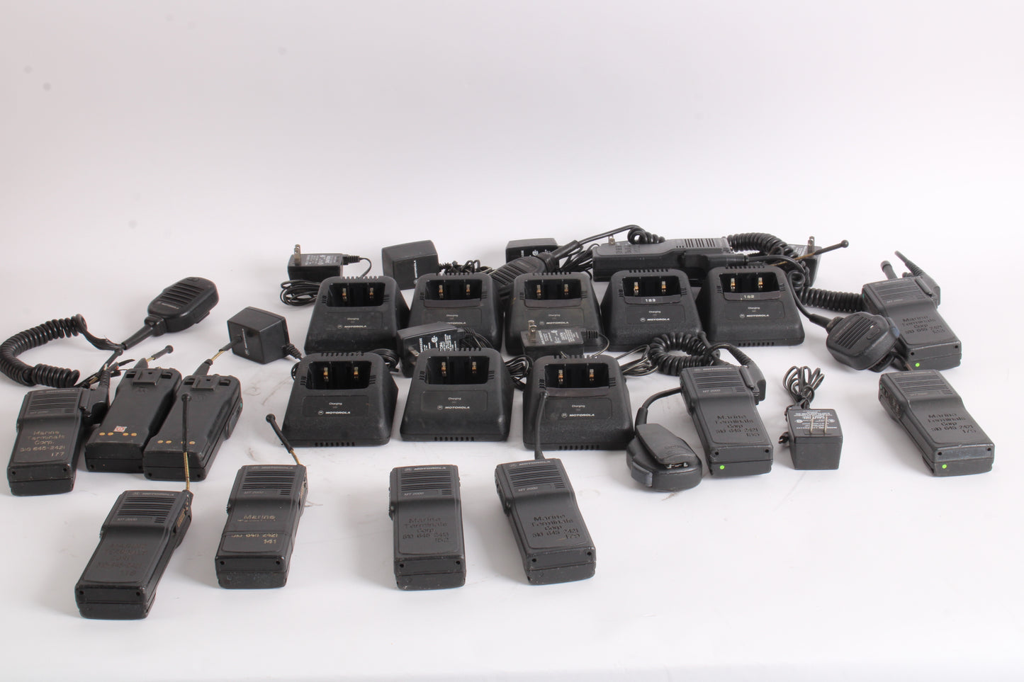 Motorola MT2000 Handie-Talkie FM Radio H01RDD9AA4AN Lot of 11 W/ Cradl ...