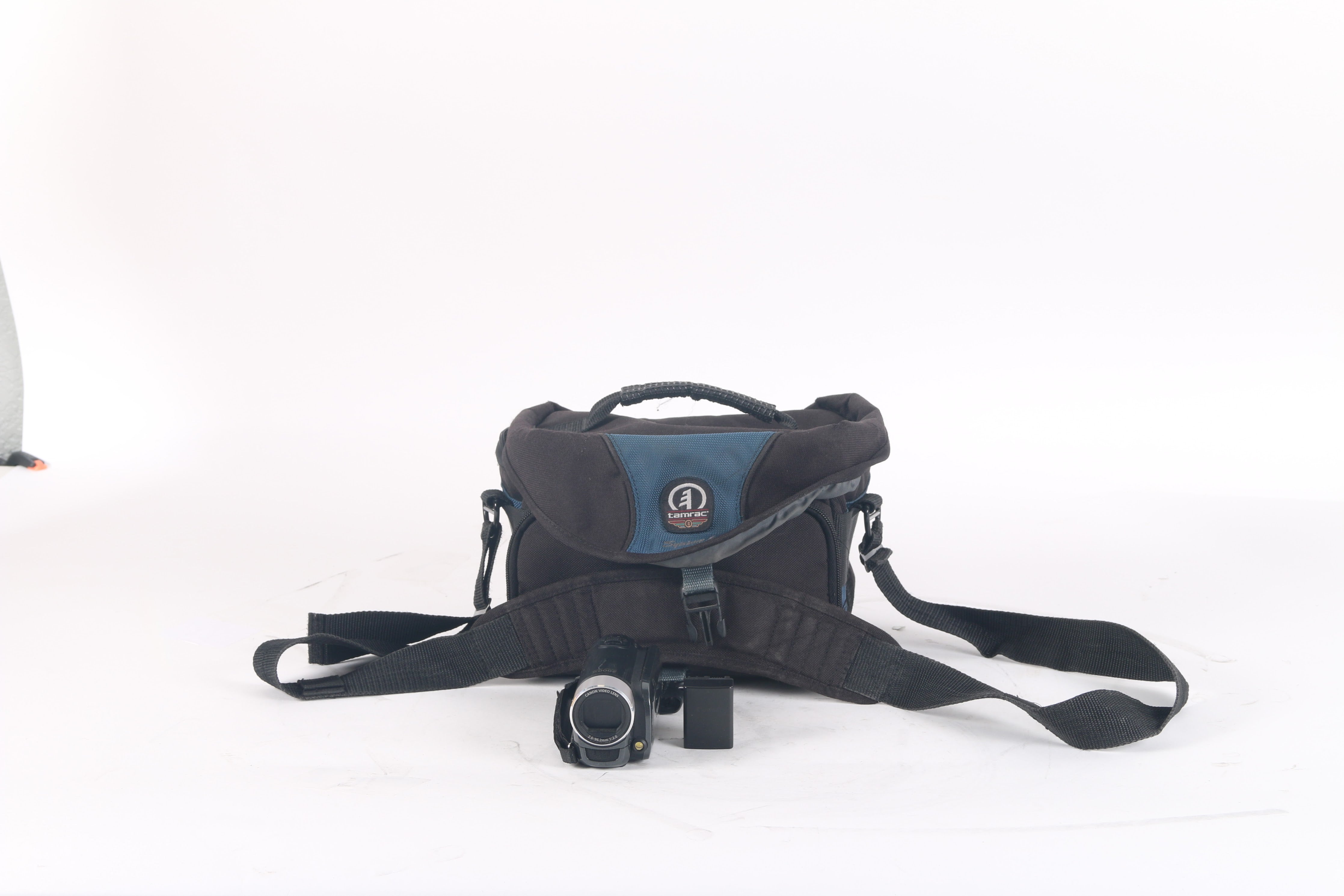 Canon SD XC FS40 Flash Memory Camcorder / Sleek, Ultra-Compact W/ Tamr ...