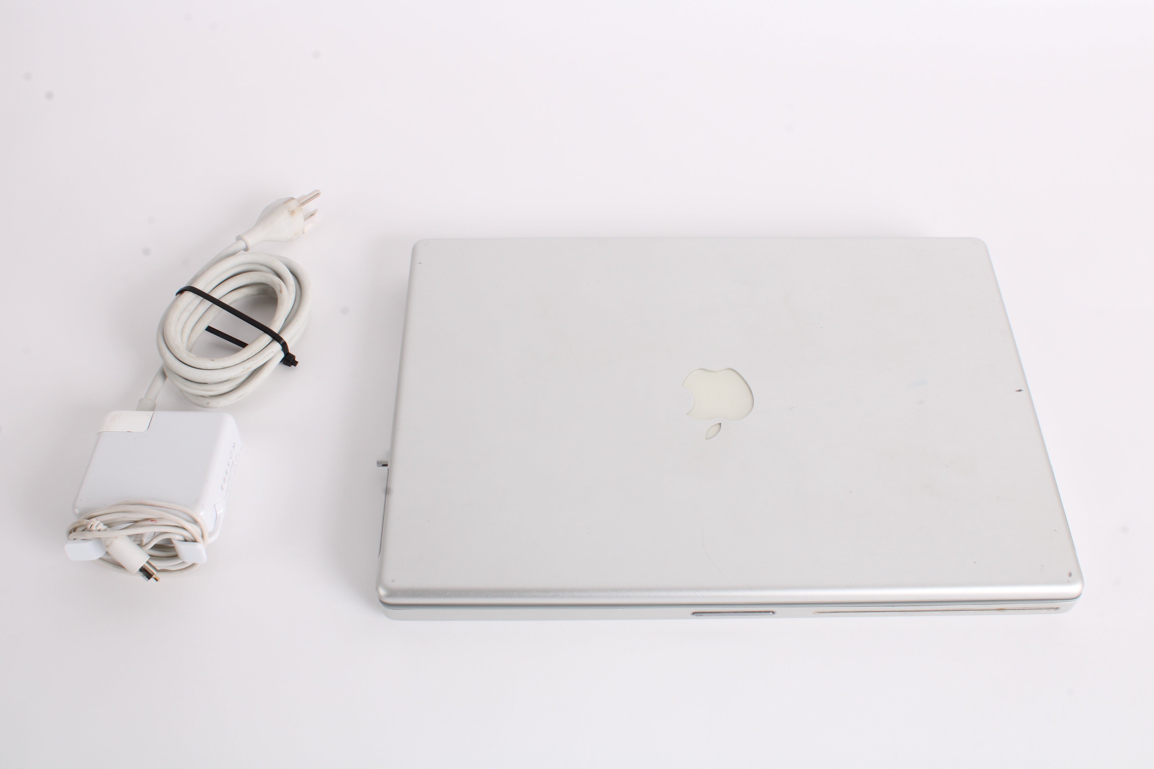 Apple A1046 15" PowerPC 7447 1.0GHz CPU/256MB Ram/60 GB HDD/OS X Tiger ...