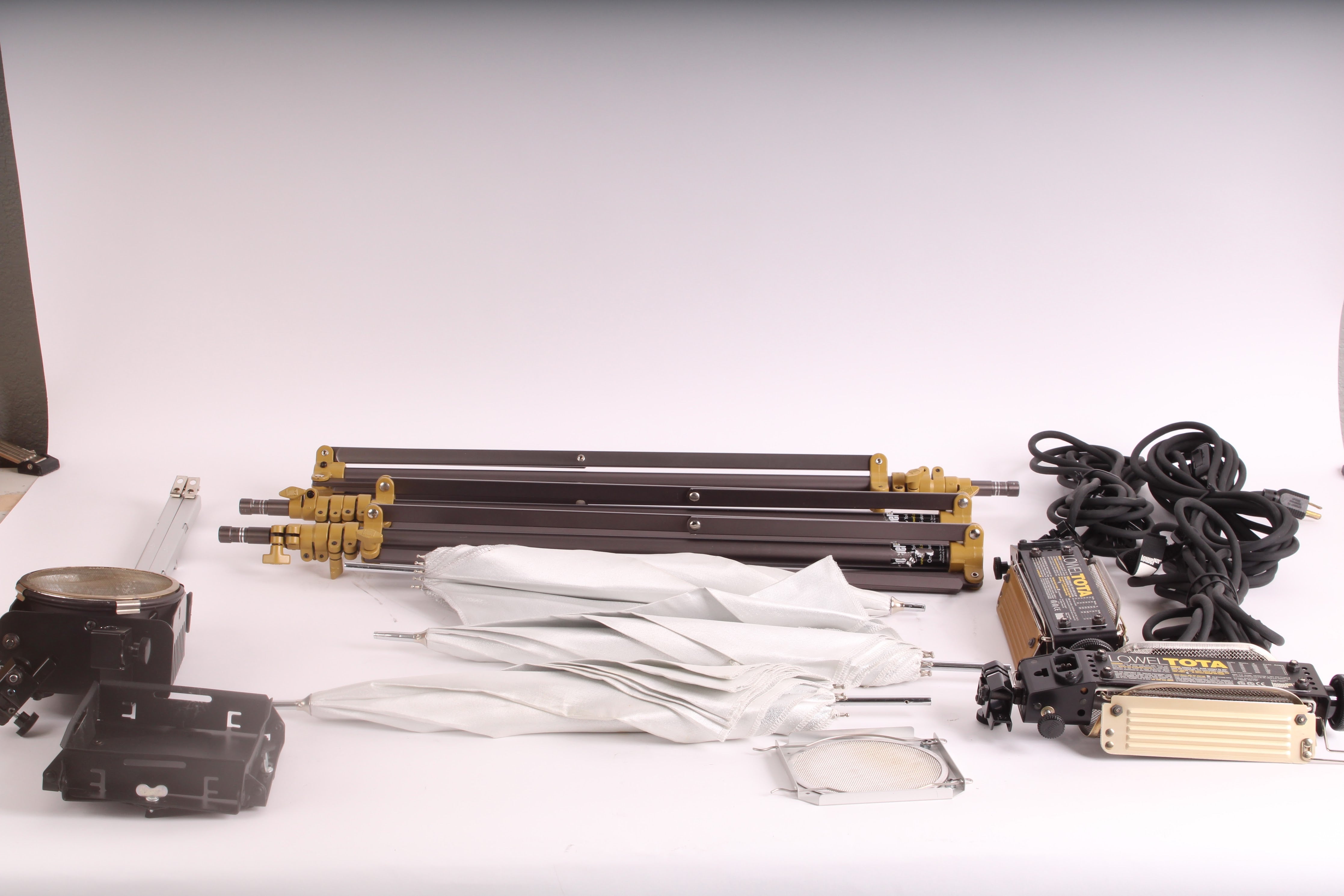 Lowel Omni/Tota Light Kit W/ Tota Light, Power Cord, Omni Stands, Umbr ...