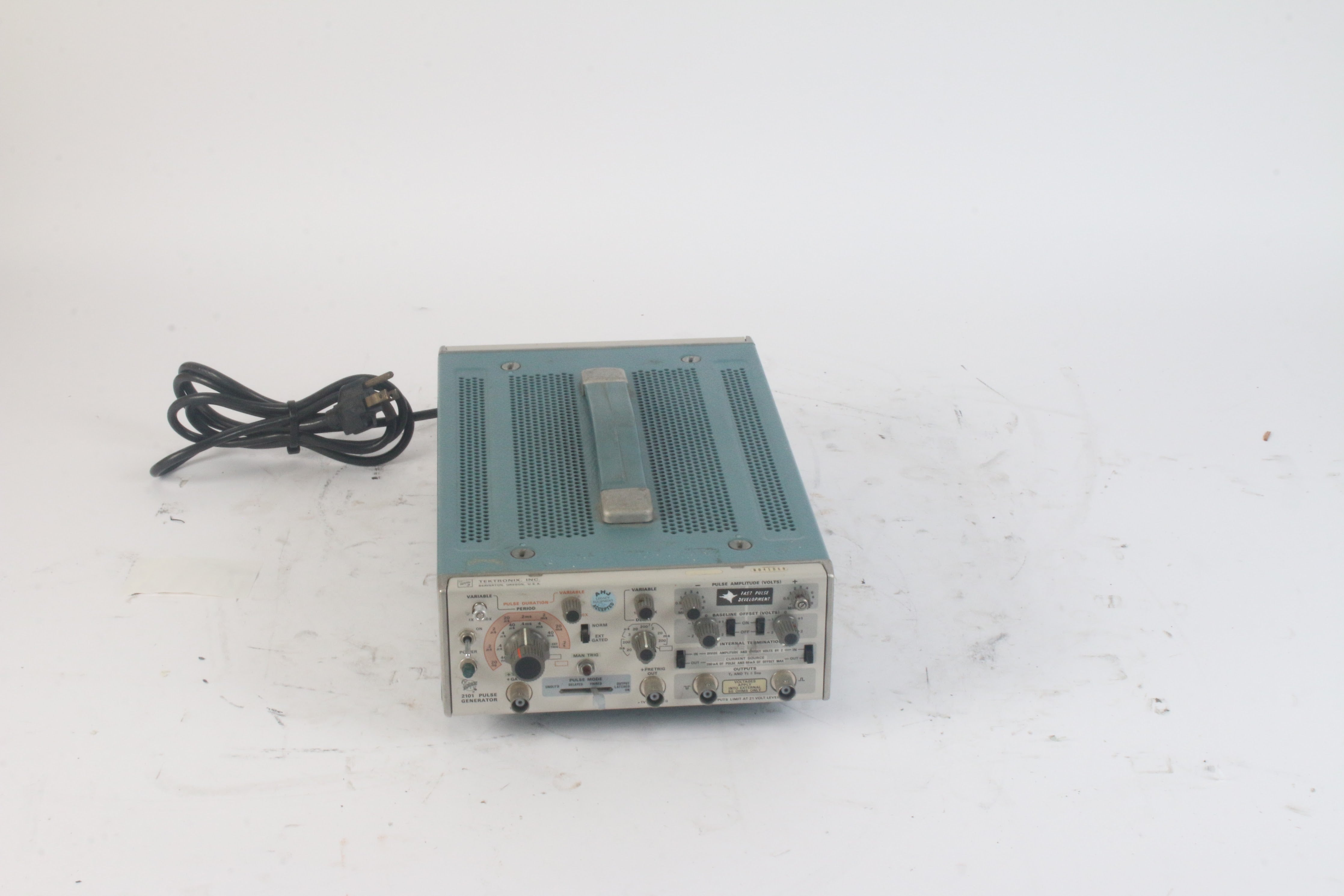 Tektronix 2101 Pulse Generator 2.5 Hz to 25 Hz - AS IS – NTC Tech