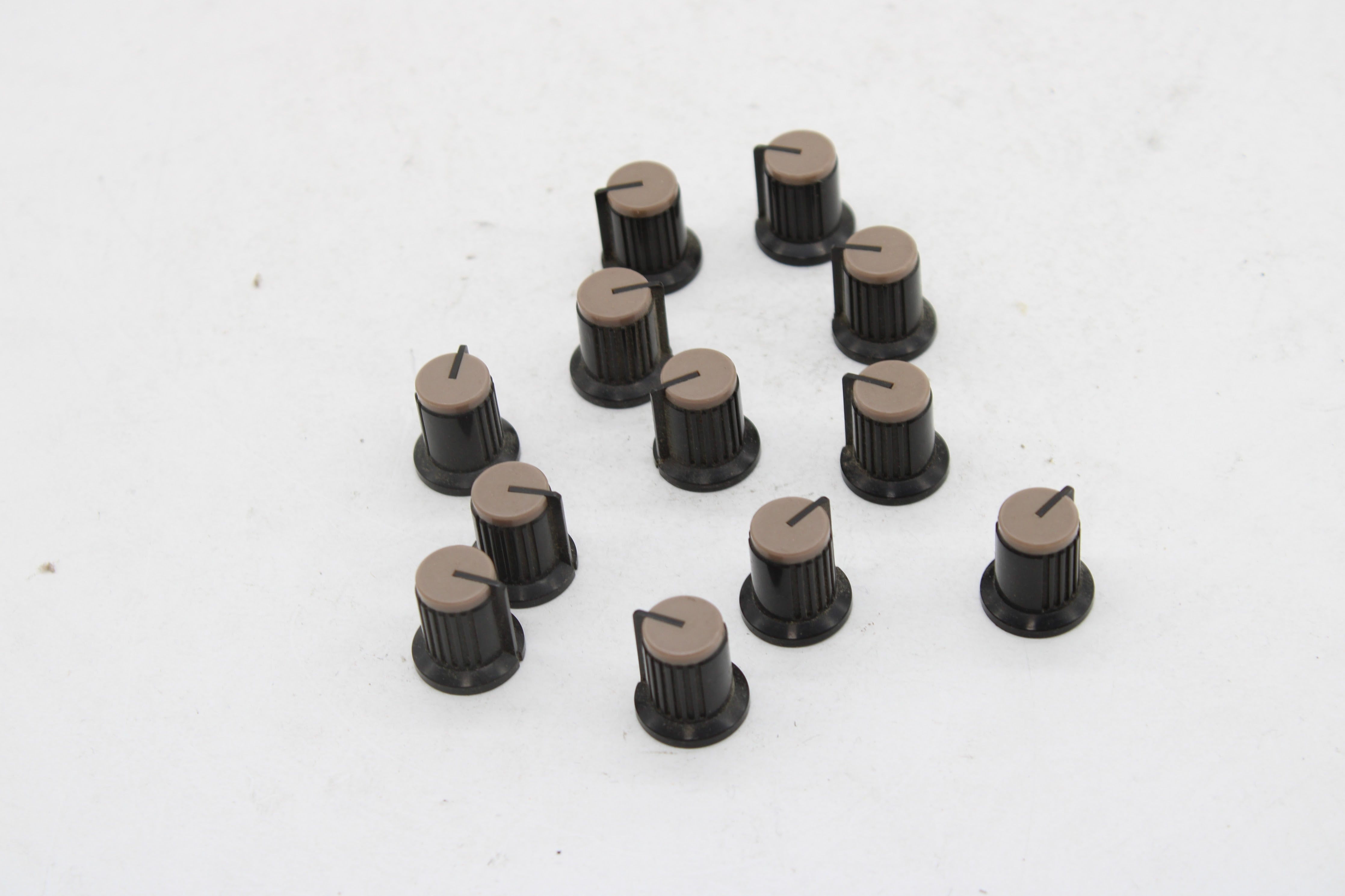 Akai MG1212 Control Knob (Lot of 12) (Large Brown) – NTC Tech