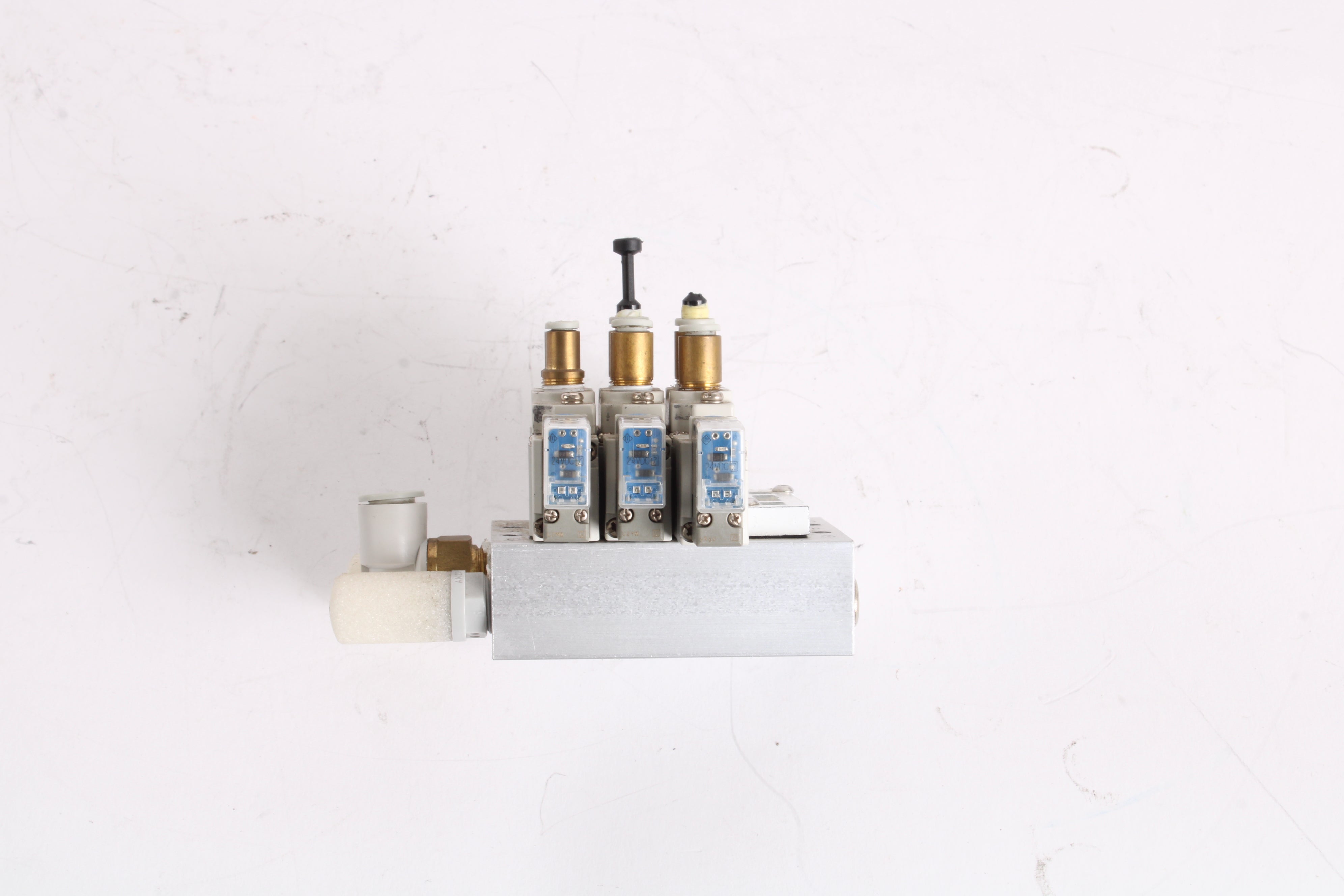 SMC 2x SY5120-5LZD-01 and 1x SY5320-5LZD-01 Solenoid Valves With Manif ...