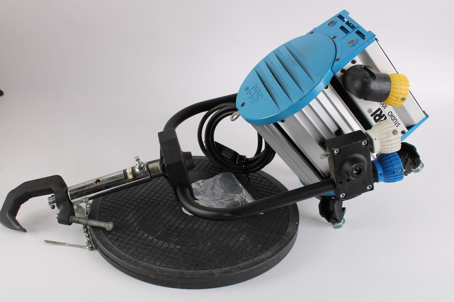 Arri Studio 1000 Studio SpotLight With Matthews Arm W/ C-Clamp – NTC Tech