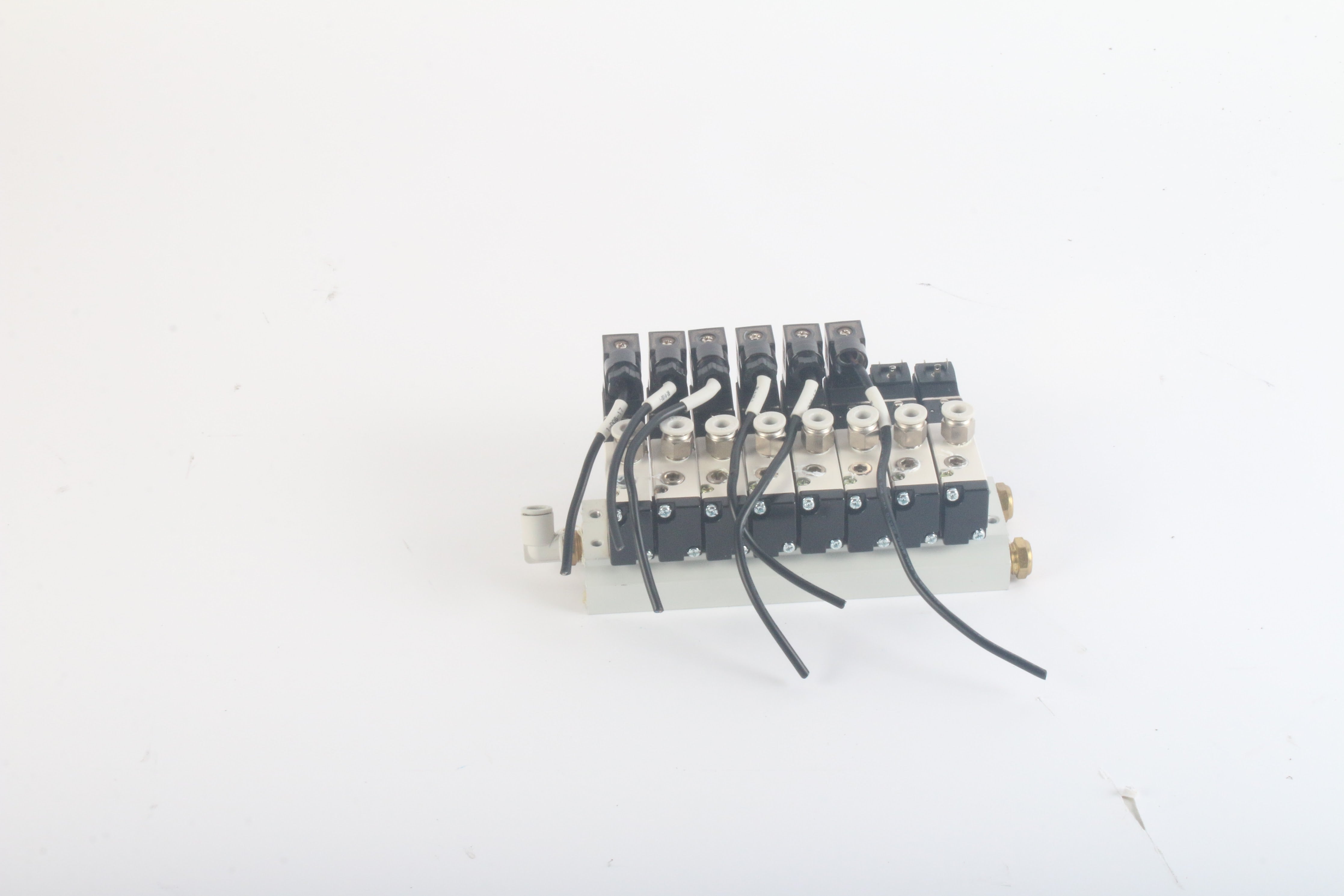 AirTAC 8x 4V110-06 Solenoid Air Valves and 6x Power Plugs W/ Manifold ...
